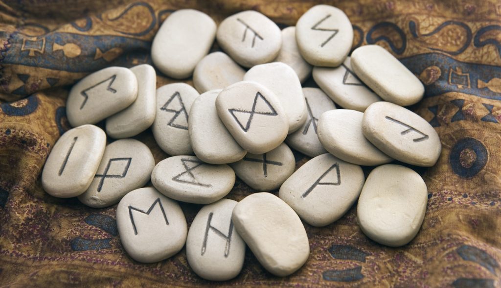 RUNAS DE PROTECCIÓN: SIGNIFICADO Y USO MÁGICO
