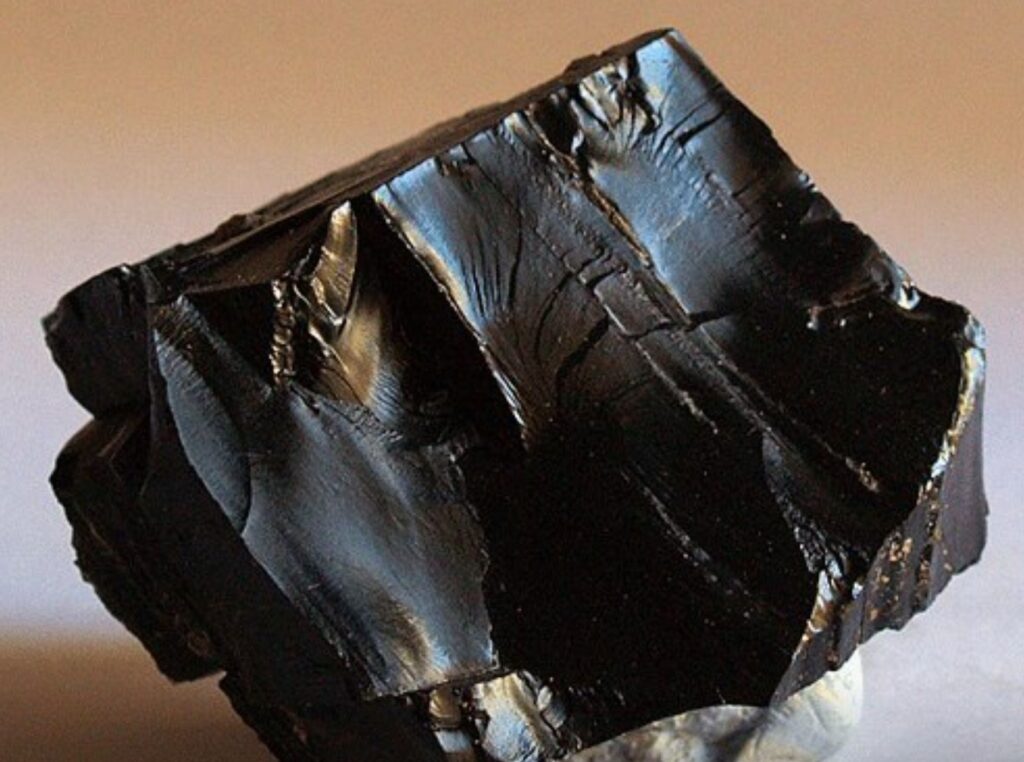 AZABACHE: ORIGEN Y PROPIEDADES DE PROTECCIÓN